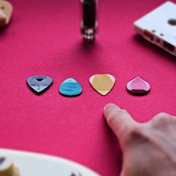 How to choose the right guitar pick - ROMBO